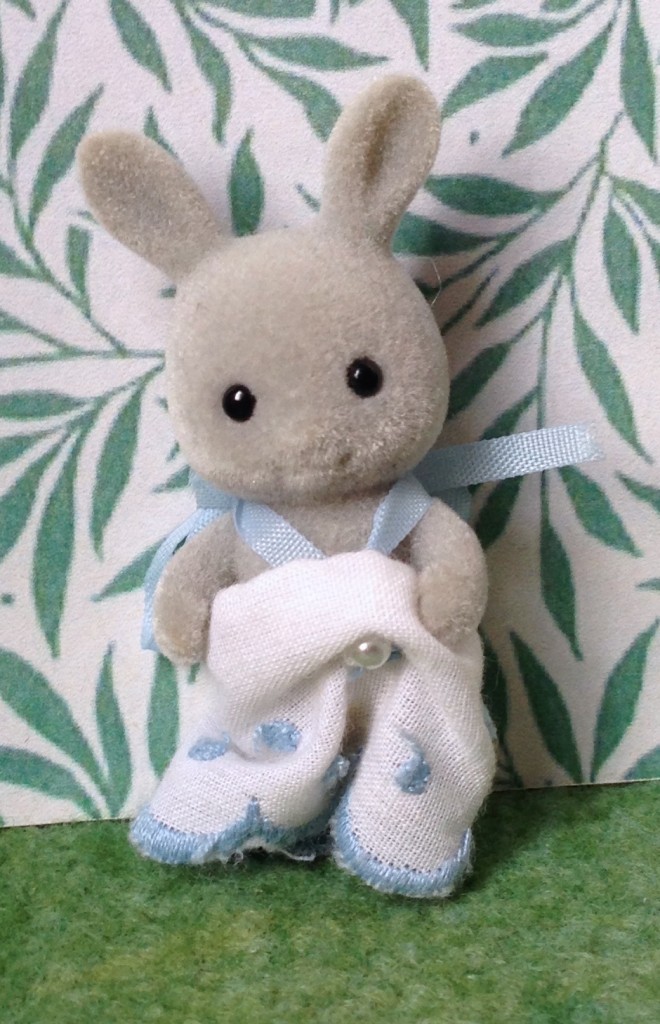 Sylvanian Families – Babblebrook Grey Rabbit Baby Boy – TOMY – Teddy ...